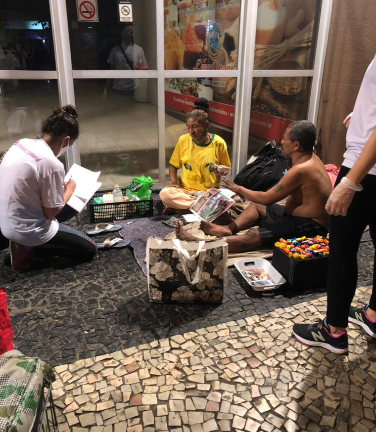 Fotos De Personas Ayudando A Personas Sin Hogar
